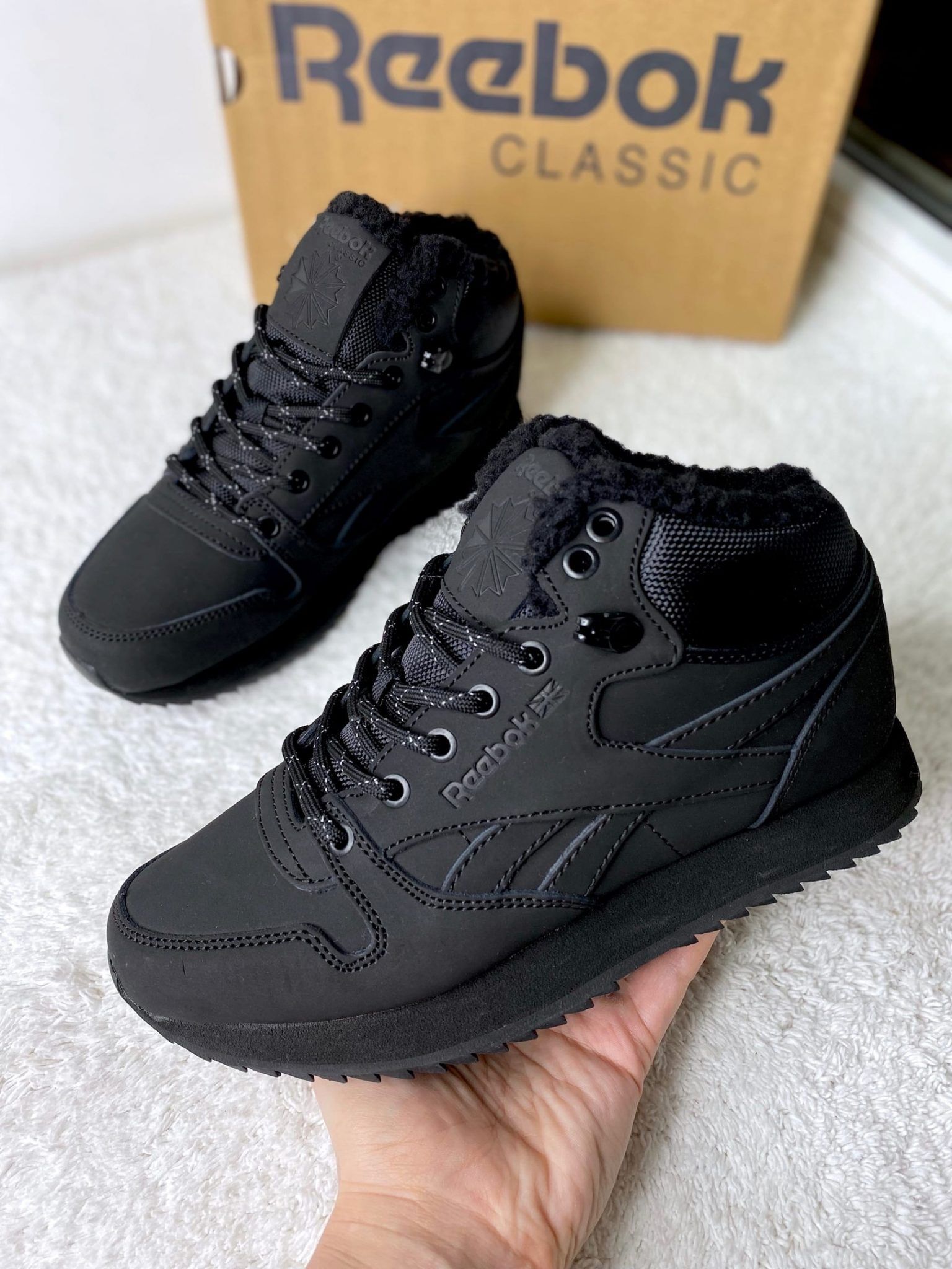 Купить кроссовки Reebok Schwarz черные с мехом в СПБ