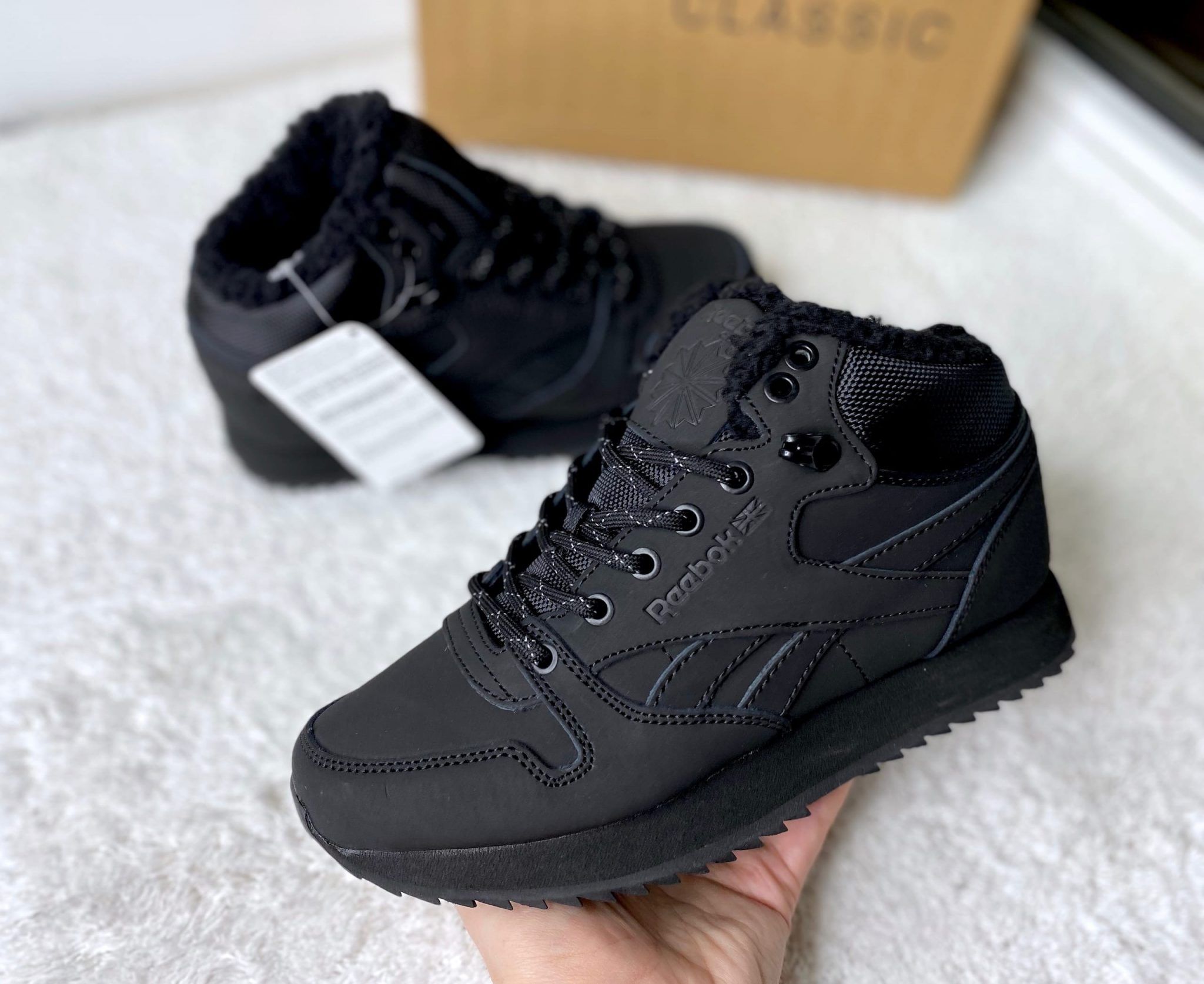 Купить кроссовки Reebok Schwarz черные с мехом в СПБ