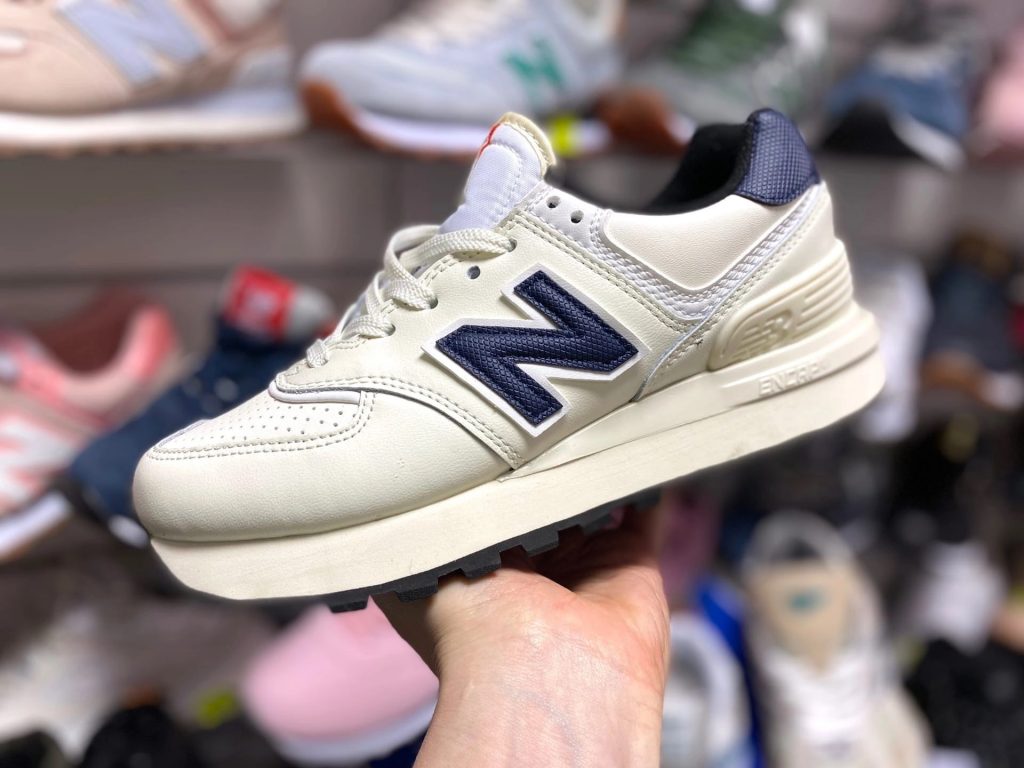 Купить кроссовки New Balance 574 Legacy белые с синим в СПб